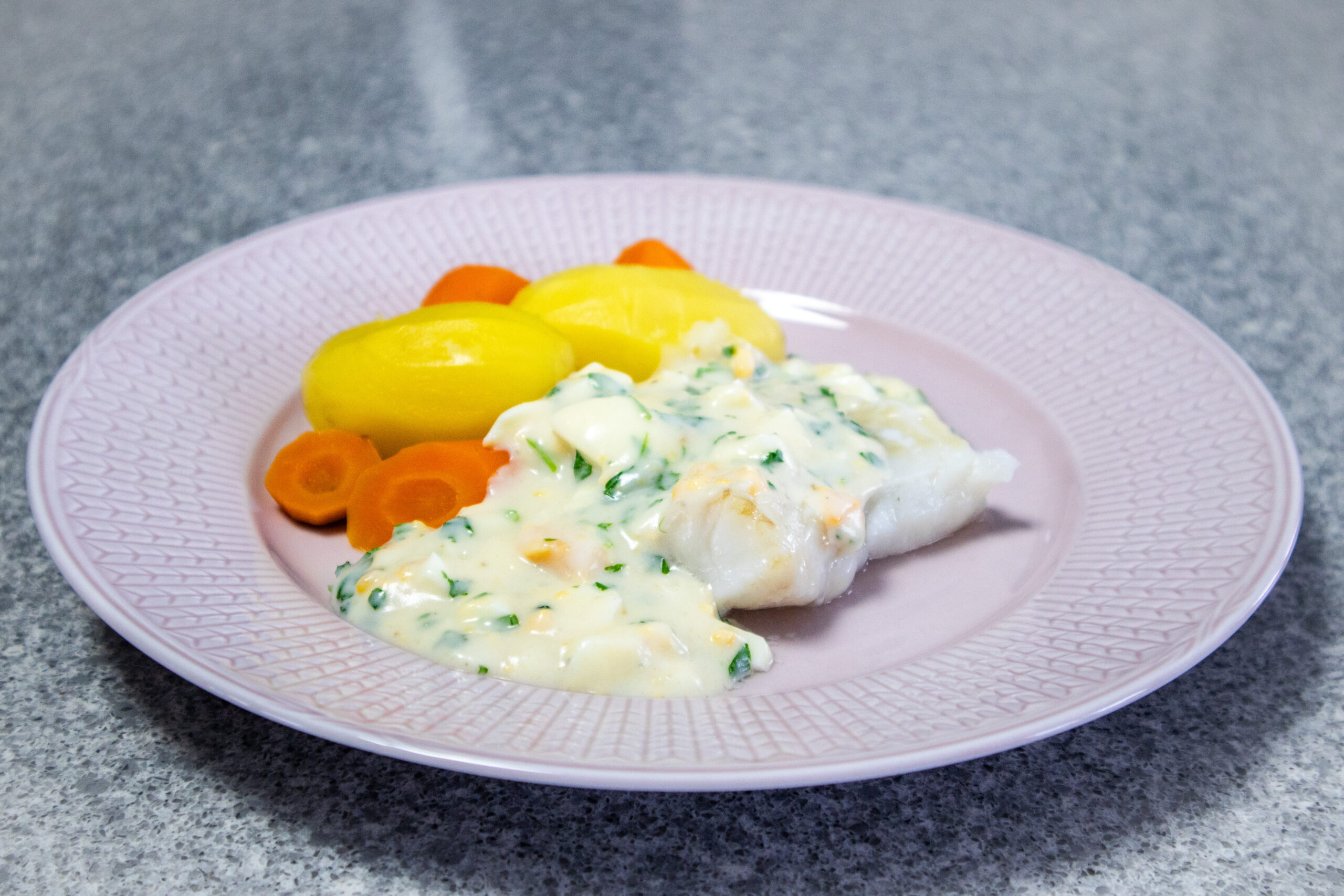 Kokt torsk med ägg- och persiljesås - Elina & Mickes mat